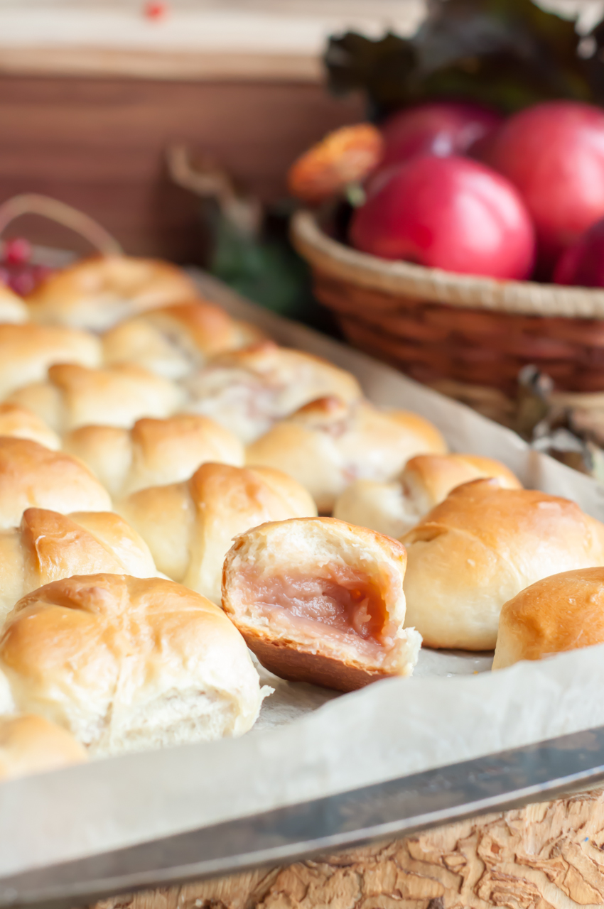 Apple Butter Yeast Rolls (Bulochki) - GastroSenses